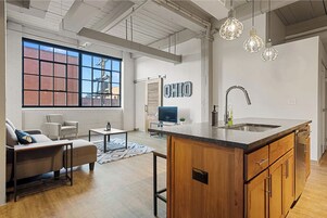 Apartamento standard, 2 quartos | Cozinha privada | Geladeira, micro-ondas, fogão