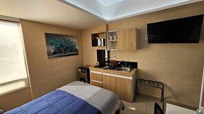 Roupa hipoalergénica, cofre no quarto, com decoração personalizada 