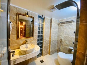 Chuveiro com efeito de chuva, produtos de toalete grátis