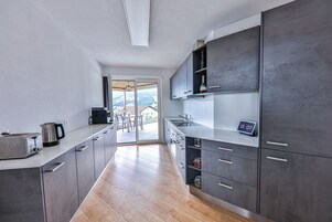 Um frigorífico no espaço comum, um micro-ondas no espaço comum 