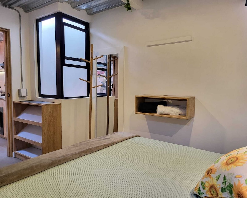 3 Level House & Rooftop Terrace! Central Location In Medellin In Gated Community - Medellín