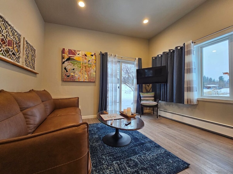 Sunflower Resort Arnica Cabin With Its K\/q Bed Config. Is In Ultra-quiet Winthrop South Community, With A 5 Minute Walk To Downtown On The Pedestrian Trail. - Washington