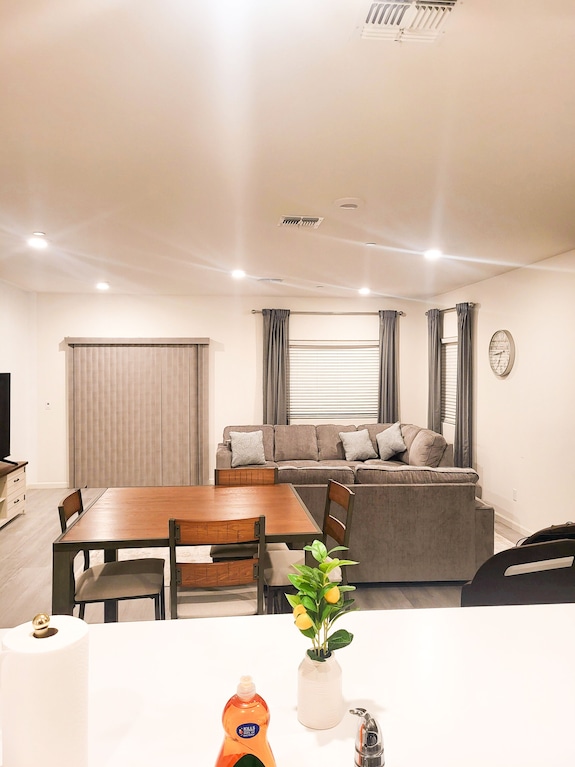 Vip Class Two ~ Real Comfort ~ 3 Bedrooms - Stockton, CA