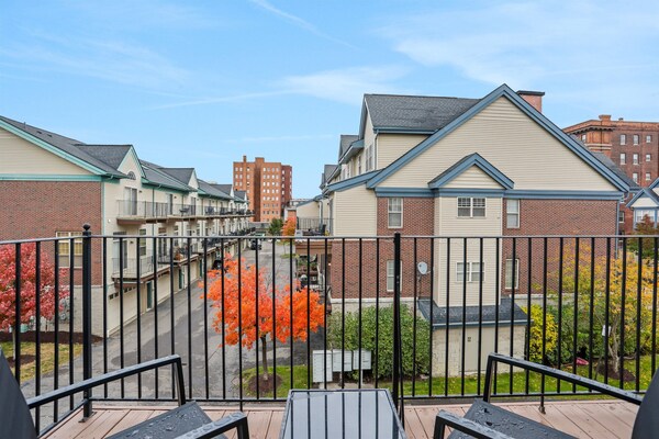 Bright And Spacious Centrally Located Townhouse - Windsor