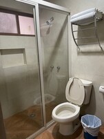 Quarto casal | Banheiro | Chuveiro, produtos de toalete grátis, toalhas de banho, papel higiênico