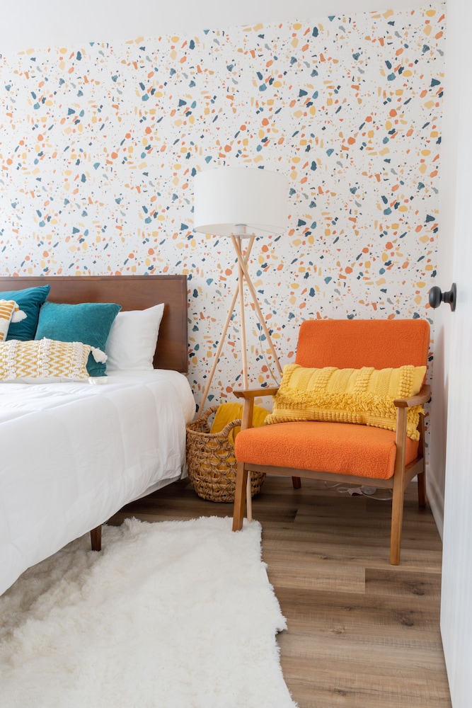 Retro Retreat: 1br home w/ WFH desk, livingroom, fire pit and no chores ...