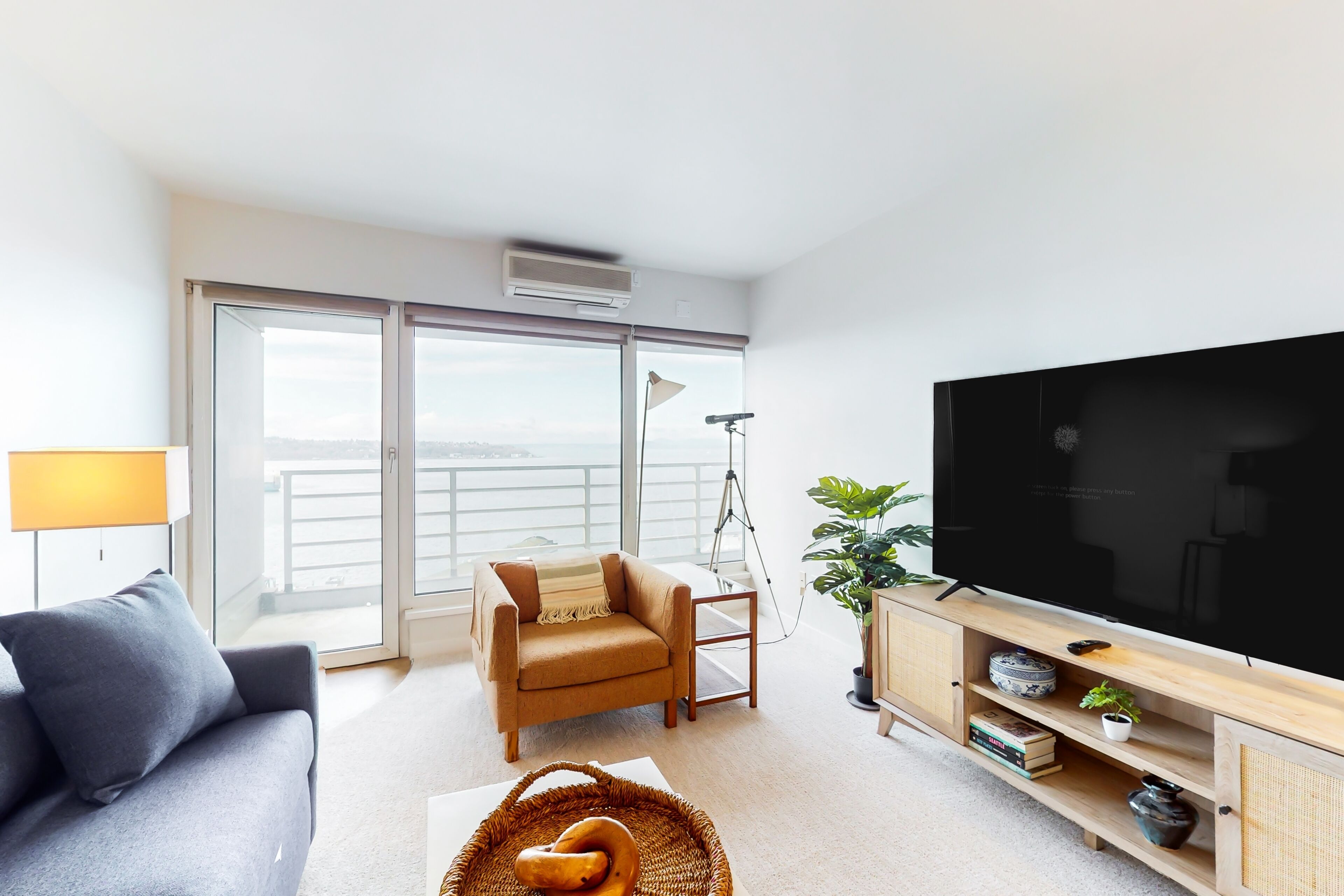 Luxe Condo Overlooking Elliott Bay & Olympic Mountains With Pool, Hot Tub, Gym - Lake Washington, Seattle