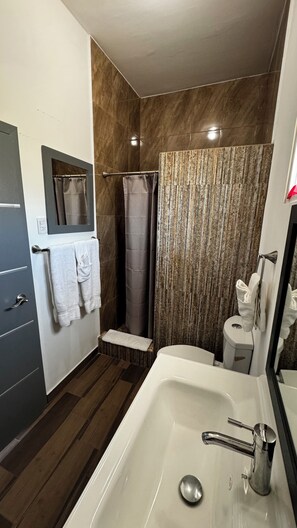 Quarto Individual | Casa de banho | Um polibã, um chuveiro fixo, um secador de cabelo (mediante pedido) 