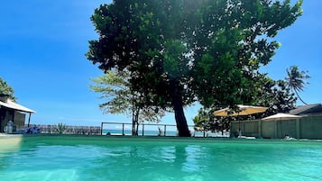 Frigobar, cofres nos quartos, escrivaninha