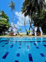 Piscina exterior, guarda-sóis, espreguiçadeiras 