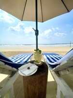 Uma praia privada, espreguiçadeiras, guarda-sóis de praia 