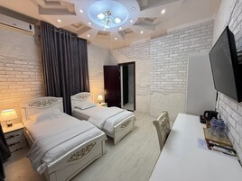 Quarto quádruplo superior | Escrivaninha, espaço de trabalho para notebook, quartos à prova de som