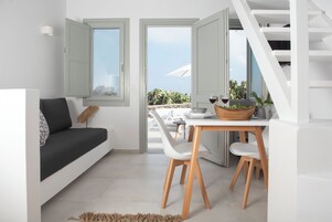 Apartamento luxo, 1 quarto, cozinha, vista para a piscina | Área de estar | TV LCD 32 polegadas com canais via satélite, Netflix