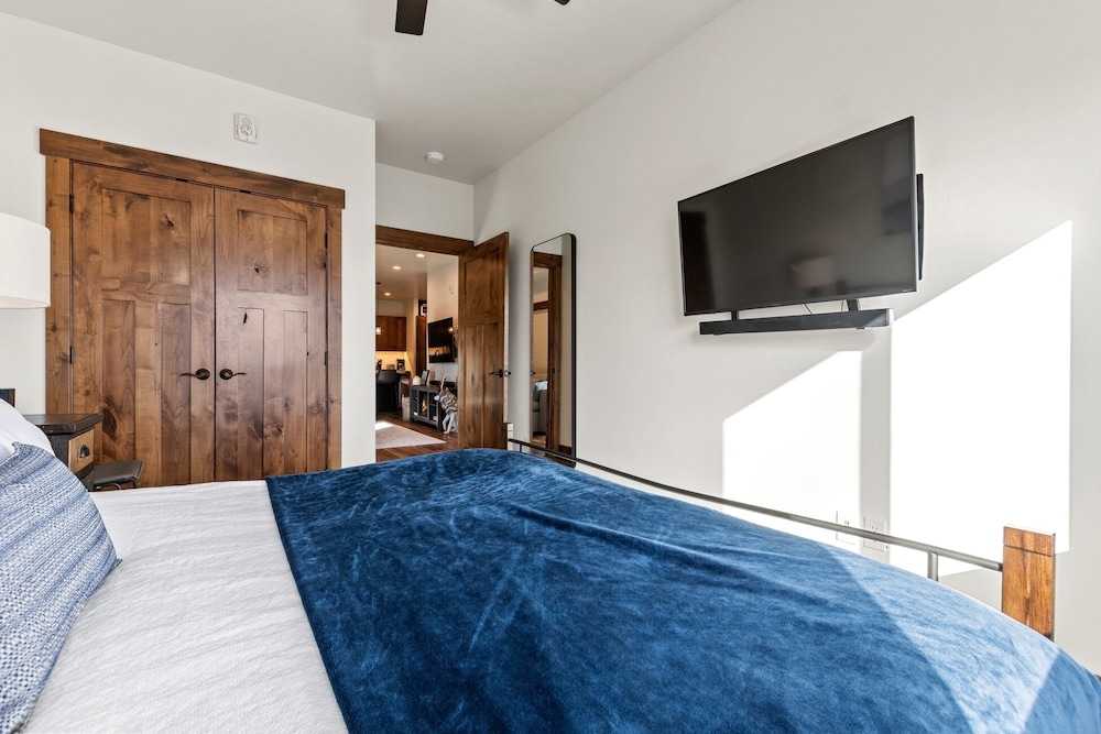 Book A Summer Stay! Luxury Condo In Downtown Whitefish! Close To All The Downtown Fun! - Whitefish, MT