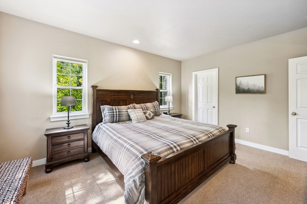 Summer Stays Available! Beautiful Whitefish Home! Close To Downtown And The Resort! - Whitefish, MT