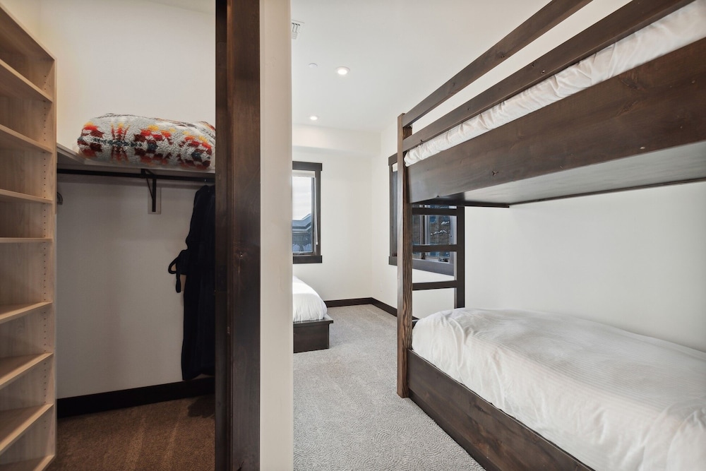Summer Stays Available! Stunning Chalet Off Chair 3! Private Hot Tub, Ski Locker & Fitness Cente - Montana