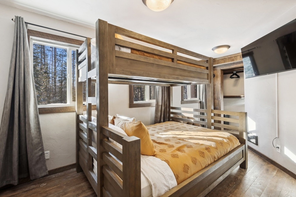 Book A Summer Getaway Today! Beautiful Montana Log Home With Stunning Forested Views! - Whitefish, MT