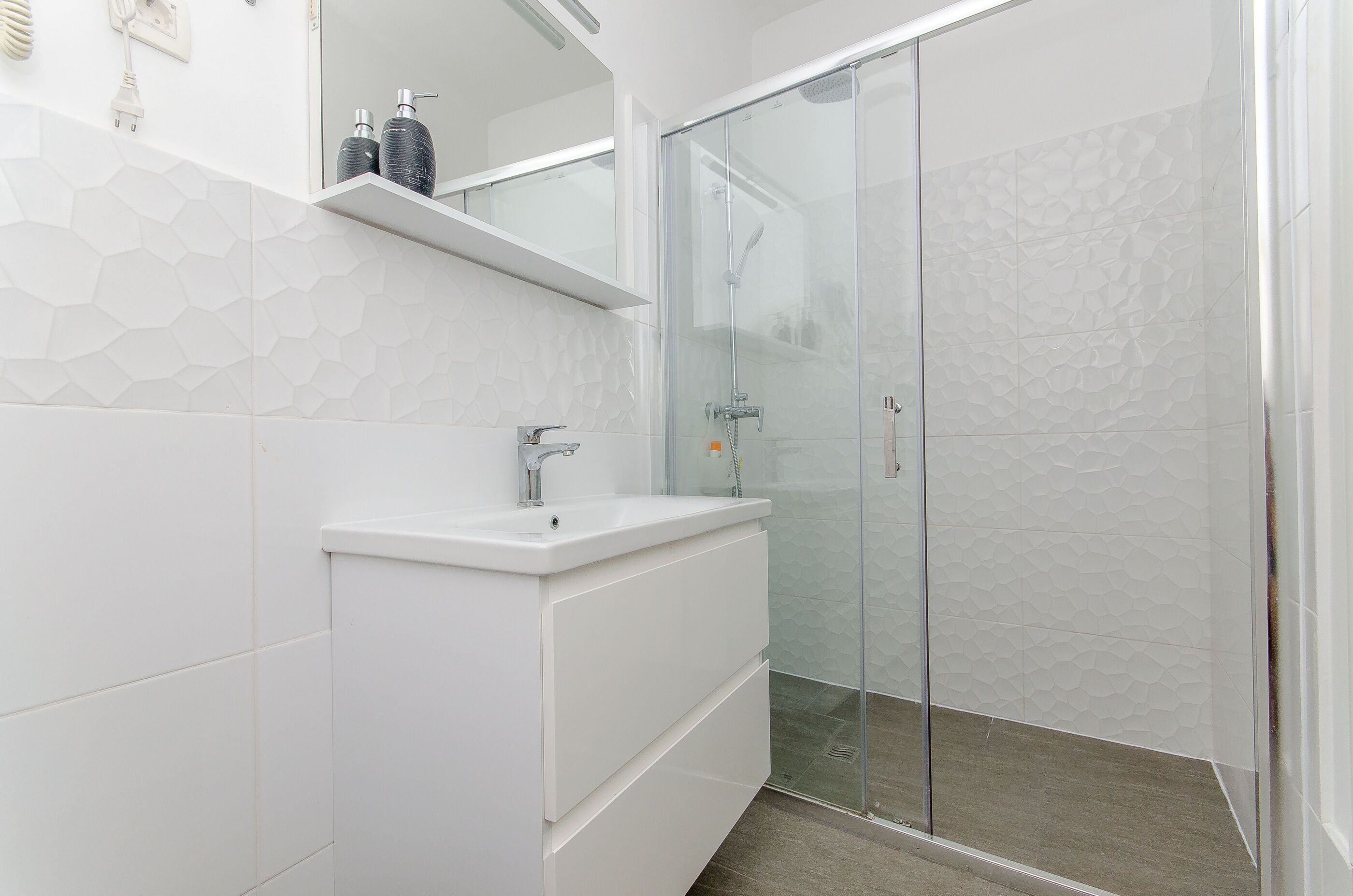 Quarto (S1) | Banheiro | Chuveiro, toalhas de banho, sabonete, papel higiênico