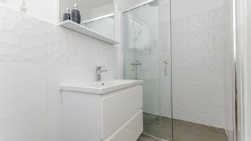 Quarto (S1) | Banheiro | Chuveiro, toalhas de banho, sabonete, papel higiênico