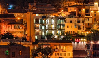 Fachada da propriedade à noite