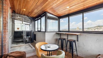 Quarto Signature, banheira de hidromassagem grande, vista para o rio | Varanda