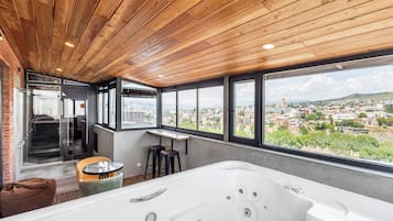 Quarto Signature, banheira de hidromassagem grande, vista para o rio | Roupa hipoalergénica, camas de colchão viscoelástico, minibar