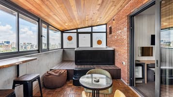 Quarto Signature, banheira de hidromassagem grande, vista para o rio | Vista da varanda
