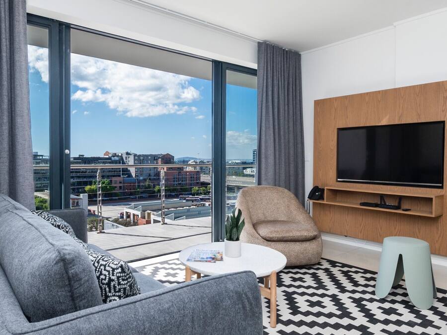 Apartamento, 2 quartos | Sala de estar | Televisor de ecrã plano de 40 polegadas com canais via satélite