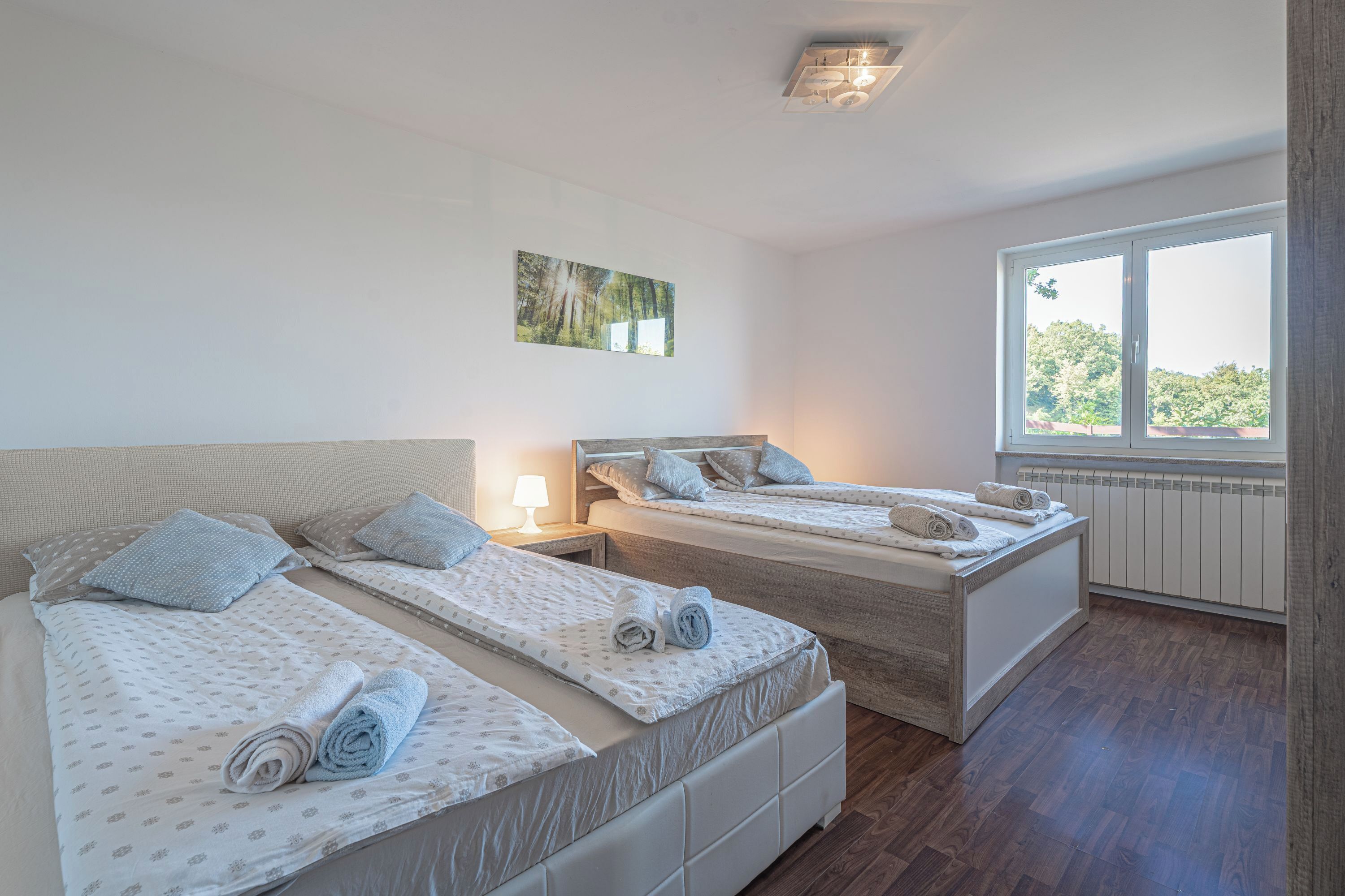 Apartamento lua de mel, vários quartos, ao lado da montanha (Serene Retreat Apartment Martin) | 1 quarto, ferros/tábuas de passar roupa, Wi-Fi de cortesia