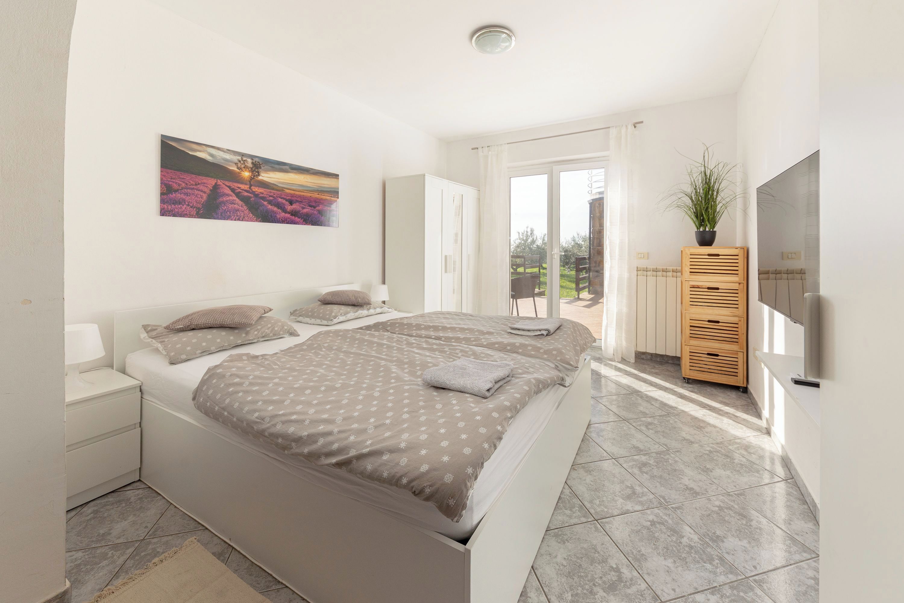 Apartamento família, vários quartos, 2 banheiros (Serene Retreat Apartment St. Anton) | 1 quarto, ferros/tábuas de passar roupa, Wi-Fi de cortesia