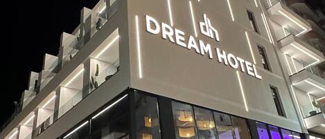 Um hotel moderno com uma placa grande chamativa
