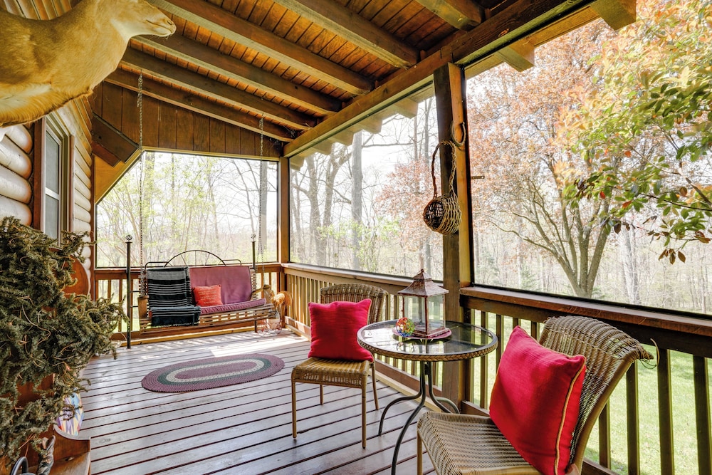 Peaceful Luray Cabin W/ Hot Tub, Deck & Fire Pit! - Stanley