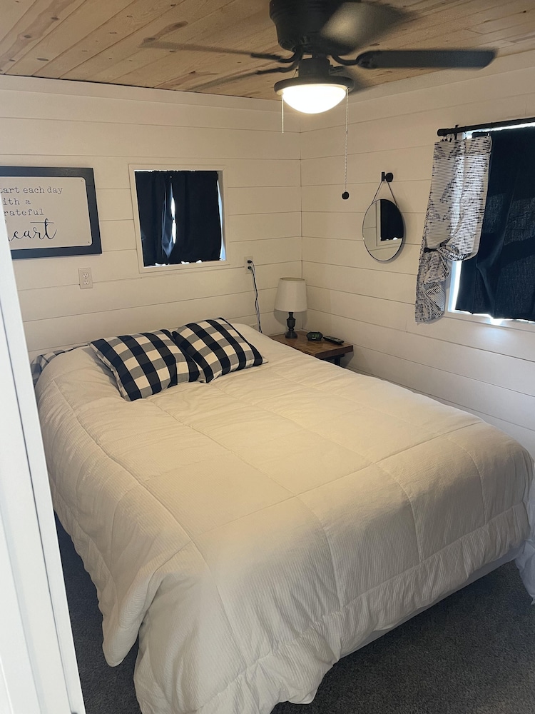 Fully Renovated Cabin With New Furnishings And Appliances. - Michigan