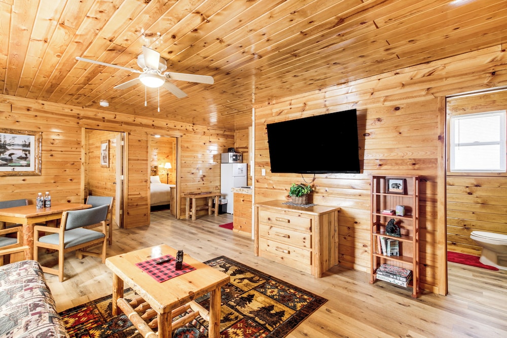 Dock Access: 'Glowacki's Lodge' Lake Group Getaway - Minnesota