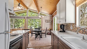 Casa, 3 quartos | Cozinha privada | Um frigorífico, um forno, uma cafeteira/bule, uma torradeira