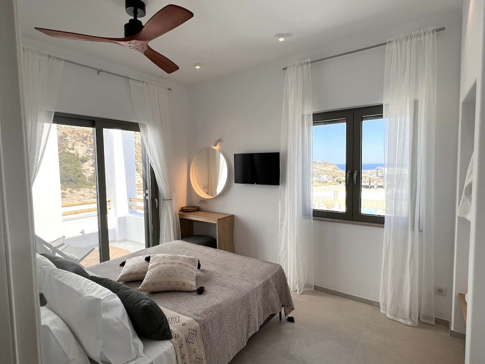 With A Surface Area Of 160m² Of Accommodation, Villa Elaia Consists Of 4 Luxury Bedrooms. - Faliraki