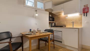 Estúdio básico | Cozinha privada | Frigobar, micro-ondas, máquina de café expresso, chaleira elétrica