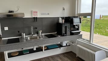 Geladeira grande, micro-ondas, cooktop, torradeira