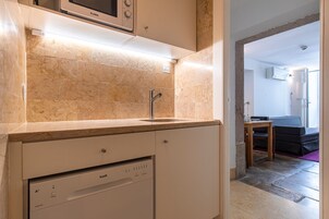 Quarto duplo básico | Cozinha americana privada | Frigobar, micro-ondas, cooktop, máquina de café expresso