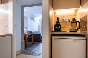 Quarto duplo básico | Cozinha americana privada | Frigobar, micro-ondas, cooktop, máquina de café expresso