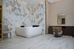 Suíte, várias camas, para não fumantes, cozinha (Living Room) | Banheiro