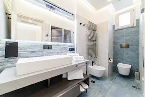 Quarto Deluxe, não fumadores | Casa de banho | Um polibã, um chuveiro de hidromassagem, um secador de cabelo, chinelos 