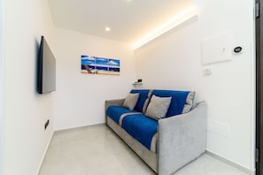 Suite Executiva, não fumadores, Vista para a cidade | Sala de estar | Televisor LED de 55 polegadas com canais via satélite 