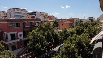 Um edifício de vários andares com varandas e fachada de tijolos vermelhos.