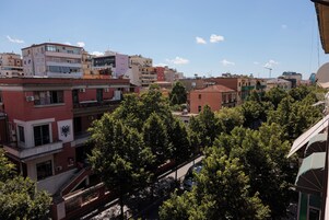 Um edifício de vários andares com varandas e fachada de tijolos vermelhos.