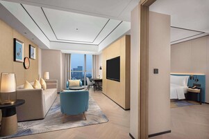 Suíte luxo, 1 cama King | Área de estar | TV LED 65 polegadas com canais digitais, lareira