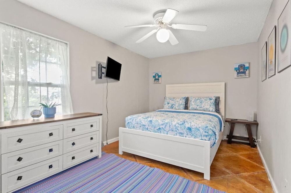 Serene Beach Oasis With Hot Tub & Only 5 Minute Wa - Jacksonville Beach, FL
