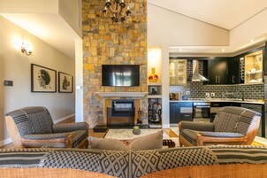 Villa Executiva, no edifício anexo | Sala de estar | Smart TV de 55 de polegadas com canais digitais, lareira, Netflix 