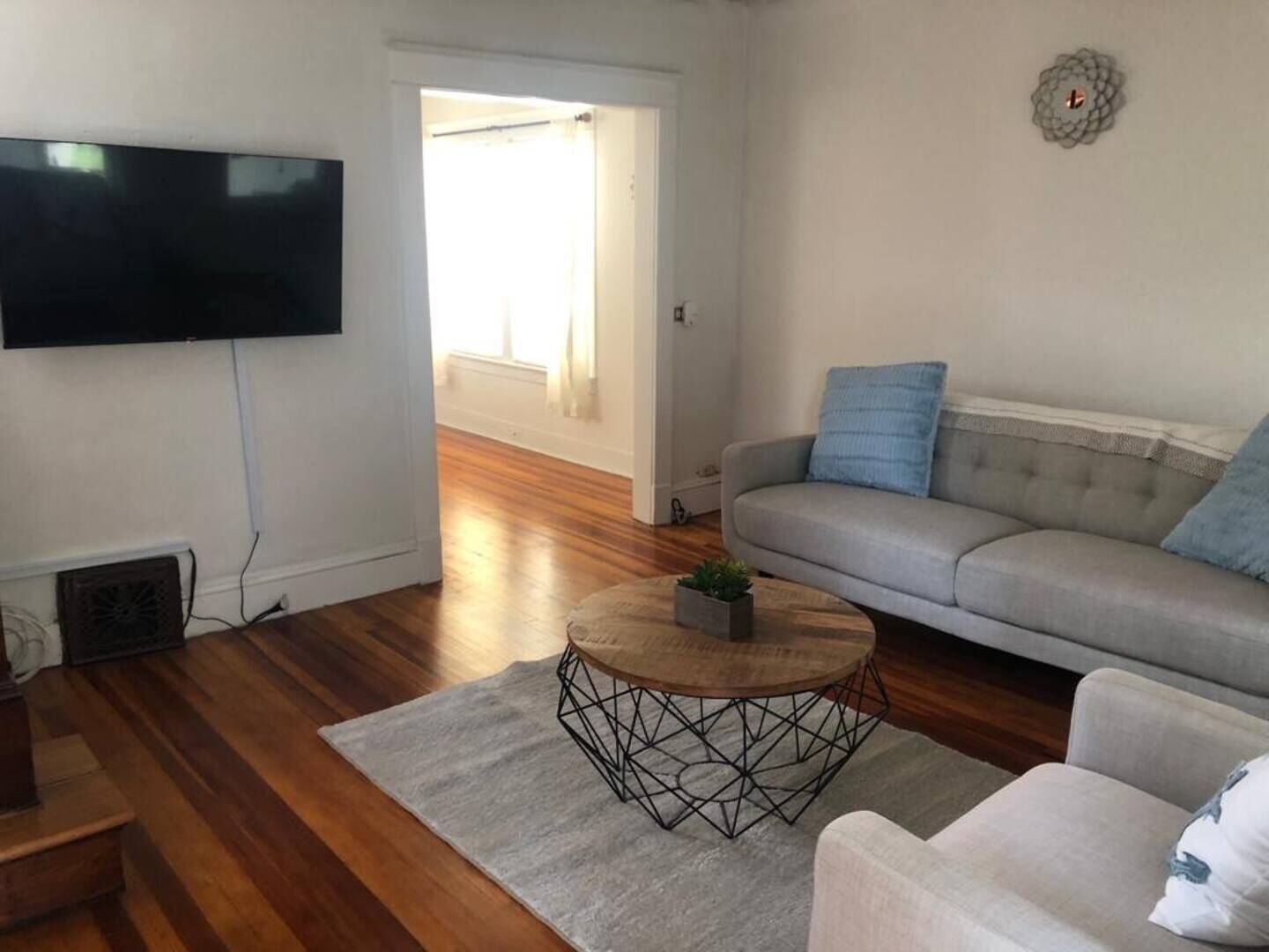 Lovely Renovated 2 Bedroom Home With Free Parking - Albany, NY