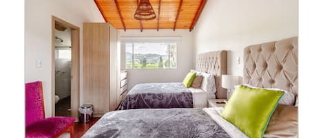 Quarto Duplo Familiar, 1 quarto, casa de banho anexa, vista para a montanha | Lençóis de algodão egípcio, roupa de alta qualidade, edredões de penas